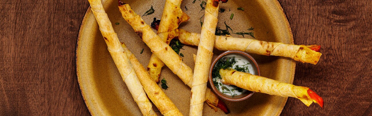 Rollitos de Pasta Filo Crujientes con Salsa de Yogur | Grundig ES